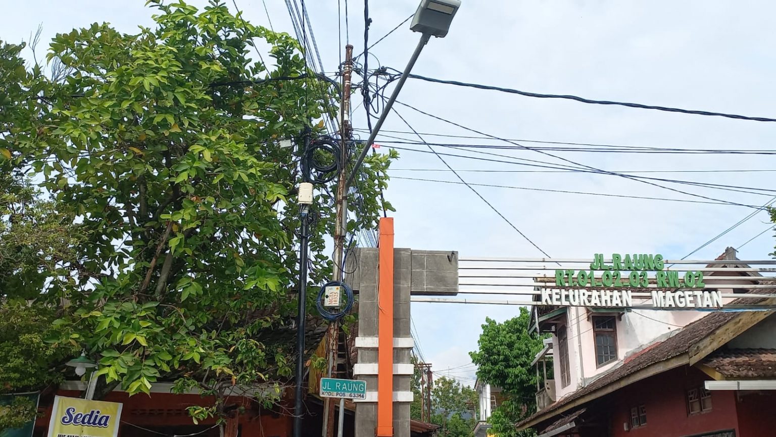 Ruwetnya Kabel di Tiang Telkom Dan PLN, Hilangnya Wibawa Perusahaan ...