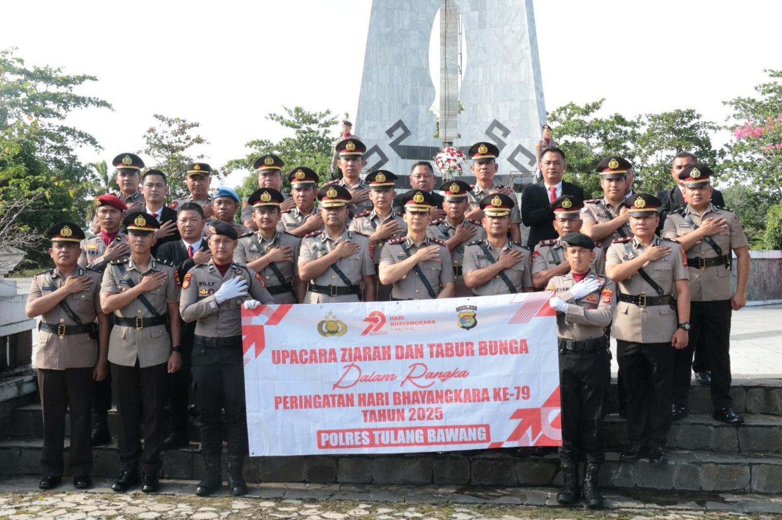 Pimpin Upacara Ziarah dan Tabur Bunga di TMP Sambut Hari Bhayangkara Ke-79, AKBP Yuliansyah ...