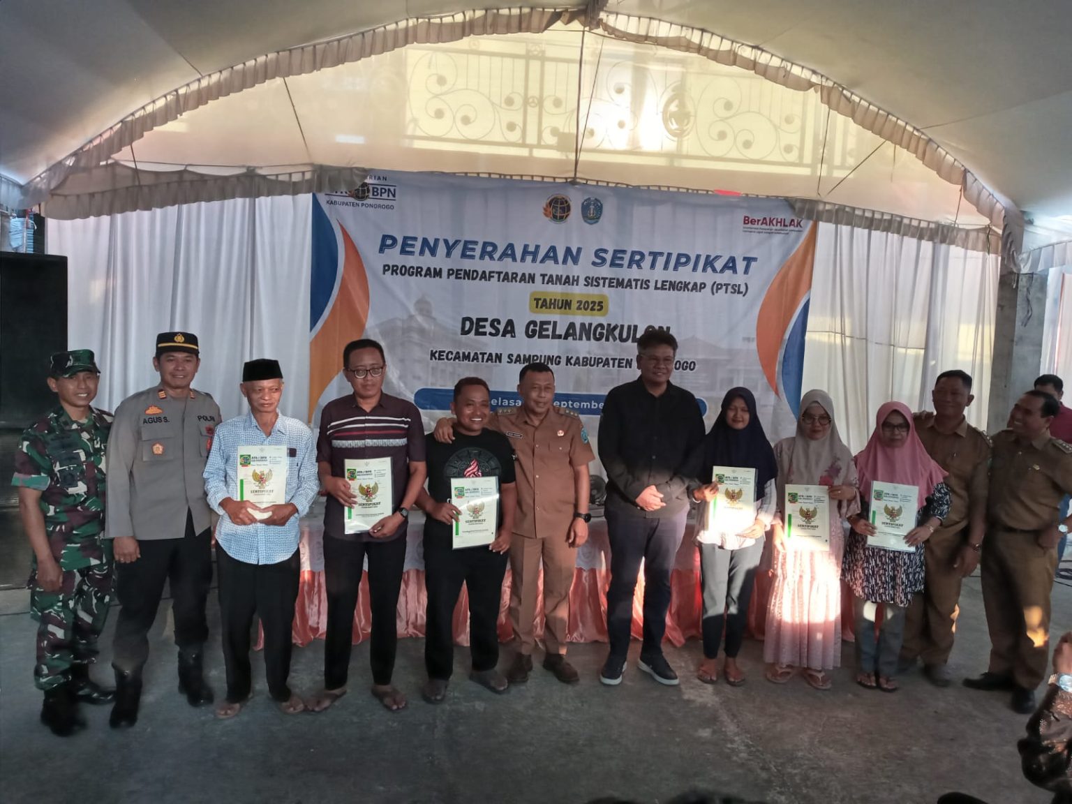 Bupati Sugiri Serahkan Sertifikat PTSL Kepada Warga Gelang Kulon | BeritaTrends
